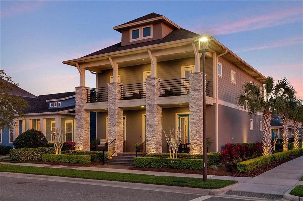 Une jolie maison à étage avec un beau cadre paysager en Floride