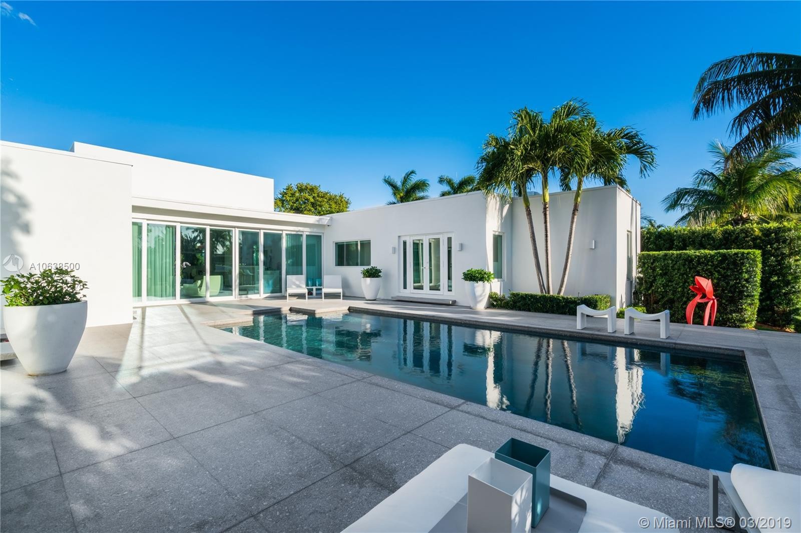 Une maison tendance avec vue sur mer et quai privé en Floride