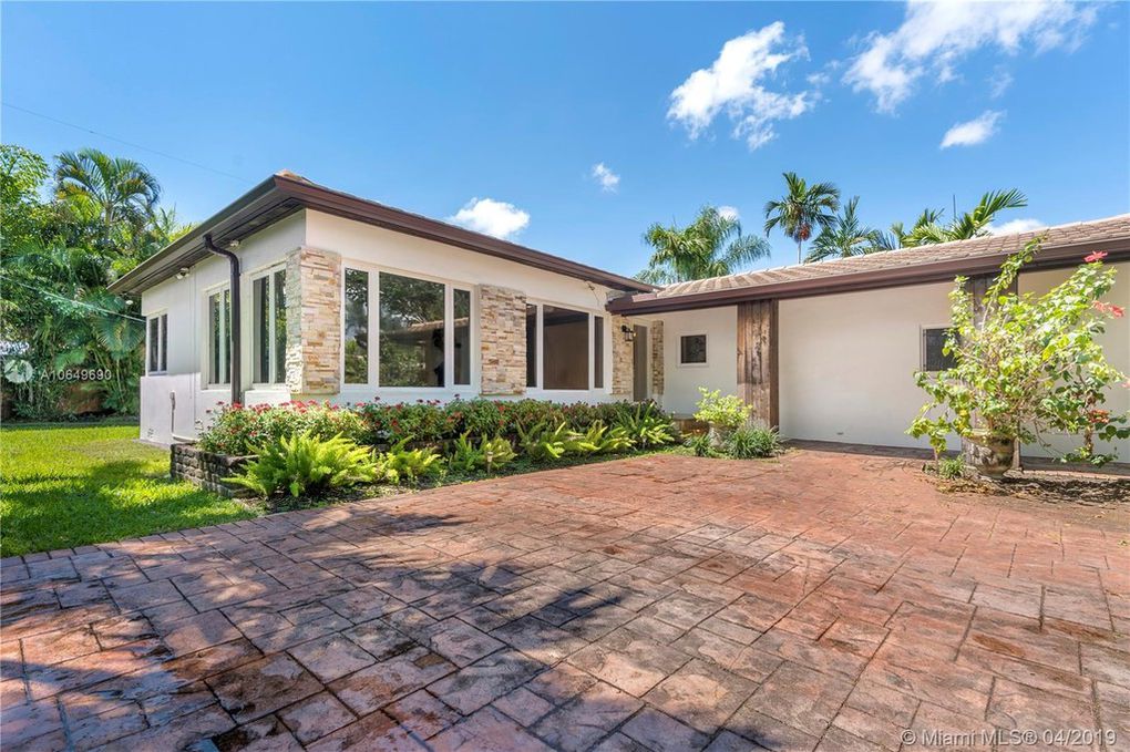 Une grande maison lumineuse avec un très bel extérieur à Miami