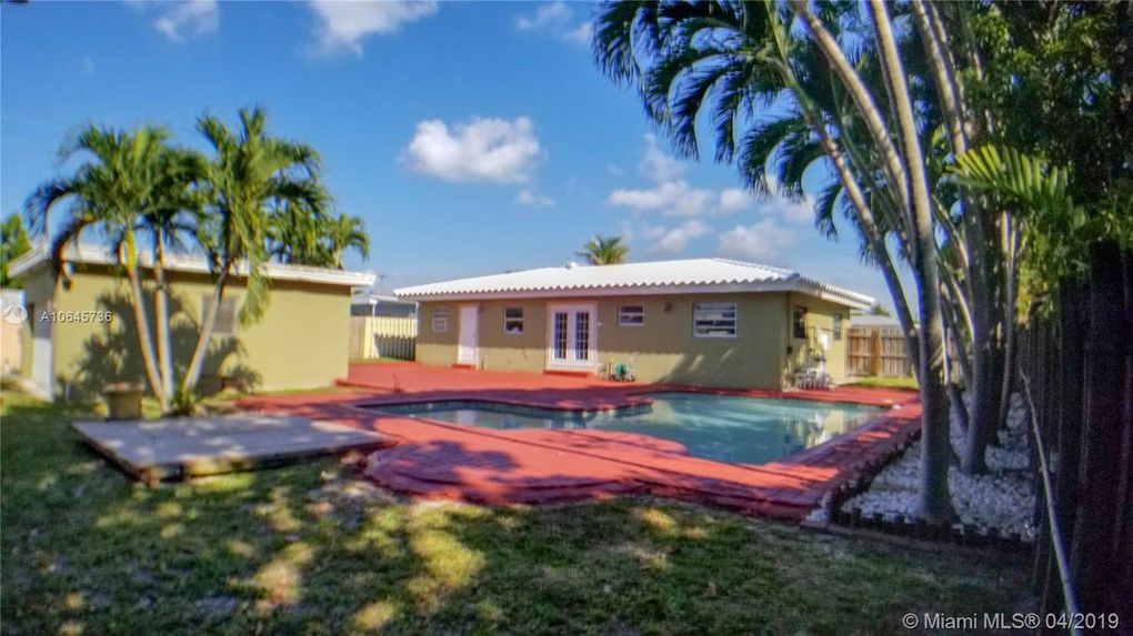 Une belle maison avec une grande piscine à Miami